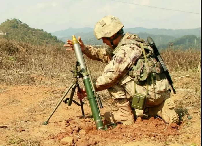 有这款神器，李云龙敢打东京！中国超轻型60mm迫击炮，钛合金打造