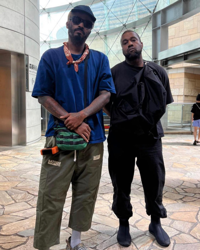 侃爷 Yeezy 自家新鞋曝光！没有阿迪 LOGO 居然长这样！