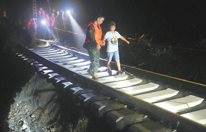 多图直击！K396次列车大救援纪实|救援|列车|北京市_新浪新闻