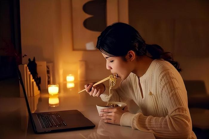 睡前吃夜宵和饿肚子睡觉,哪个更不利健康?早点搞清楚 财经头条