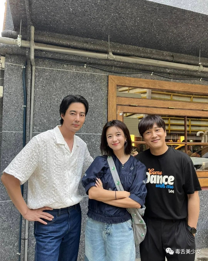 她被嫌弃脸太嫩了？