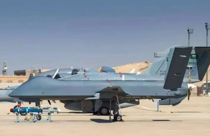 第二个彩虹-4旅亮相，解放军陆军有了一根，1000公里的狼牙棒|无人机|彩虹|陆军_新浪新闻