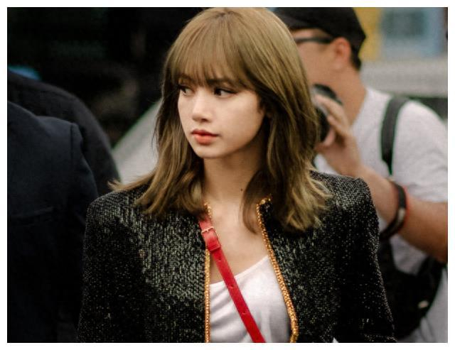 Lisa火辣演出：紧身衣扭腰乱蹭，疯马秀预热！|紧身衣|剪影|幕布_新浪新闻