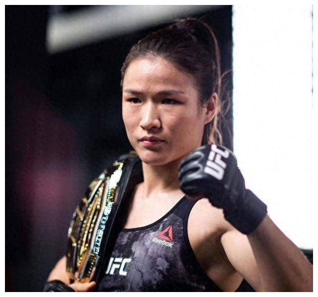 张伟丽一拳将奥尼尔高举！成中国首位UFC冠军，夺得金腰带！