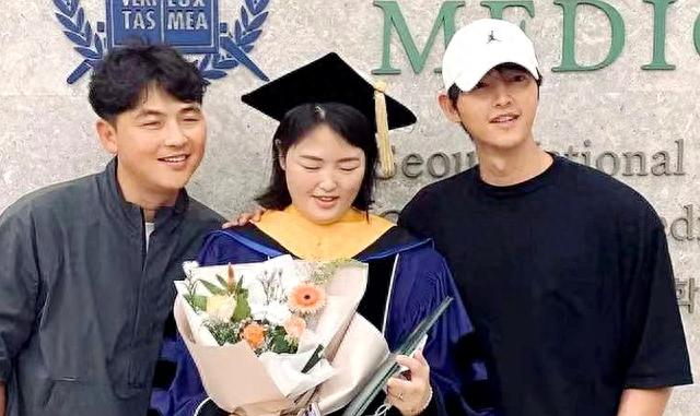 宋仲基带老婆出席妹妹婚礼，凯蒂产后首露面美得发光，全家乐开怀