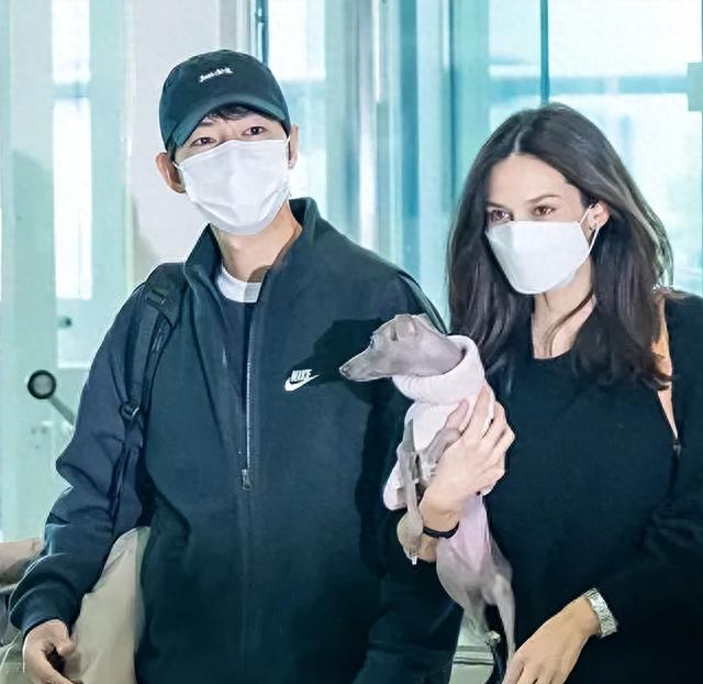 宋仲基带老婆出席妹妹婚礼，凯蒂产后首露面美得发光，全家乐开怀