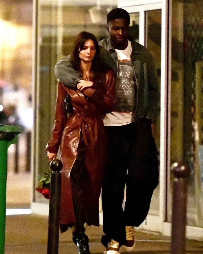 艾米丽·拉塔科斯基 Emily Ratajkowski 又有新的男人了！|艾米丽|巴黎|巴克_新浪新闻