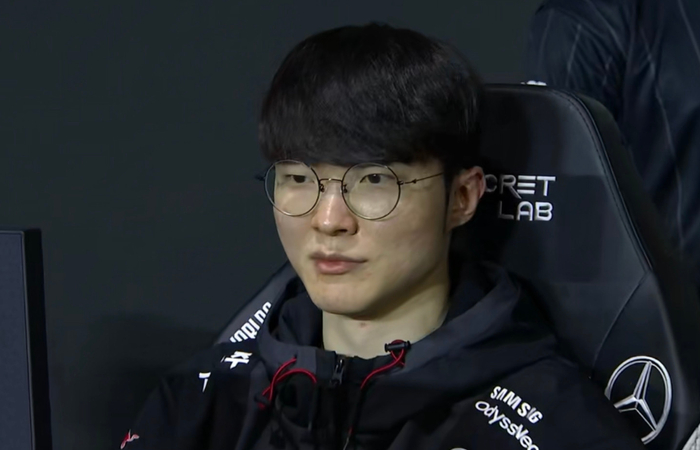 Faker拒绝做弱爆动作！对镜头竖大拇指，粉丝：伟大无需多言！|大拇指|镜头|粉丝|手势|摄影师_新浪新闻