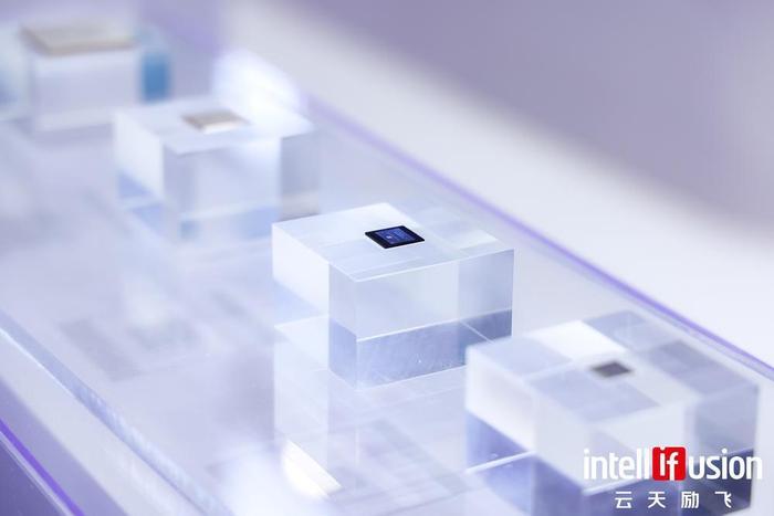 国内首创！云天励飞14nm Chiplet大模型推理芯片发布__财经头条__新浪财经