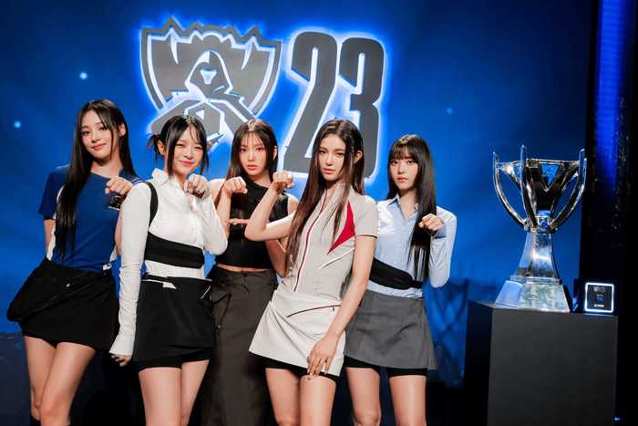 韩女团newjeans与WBG交换队服合影 美女比心好看|总决赛|英雄联盟|决赛_新浪新闻