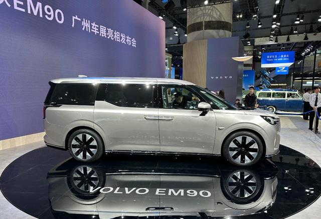 沃尔沃首款纯电MPV亮相，指导价81.8万元 图个吉利？
