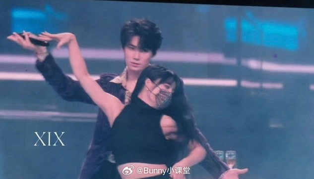 刘耀文、张真源、严浩翔与女伴舞热舞蹈……|刘耀文|严浩翔|恩静_新浪新闻