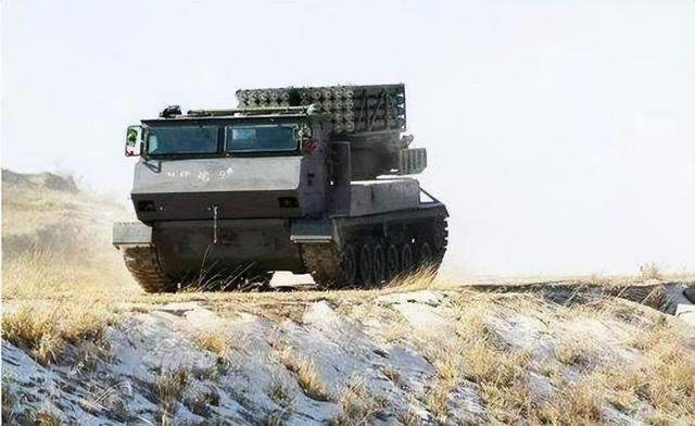 搭载40枚强力火箭弹，11式轮式自行火箭炮亮相，成我国一大利器