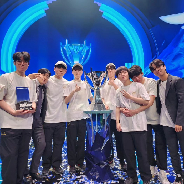 T1 加冕冠军！Faker 正式登神！__财经头条