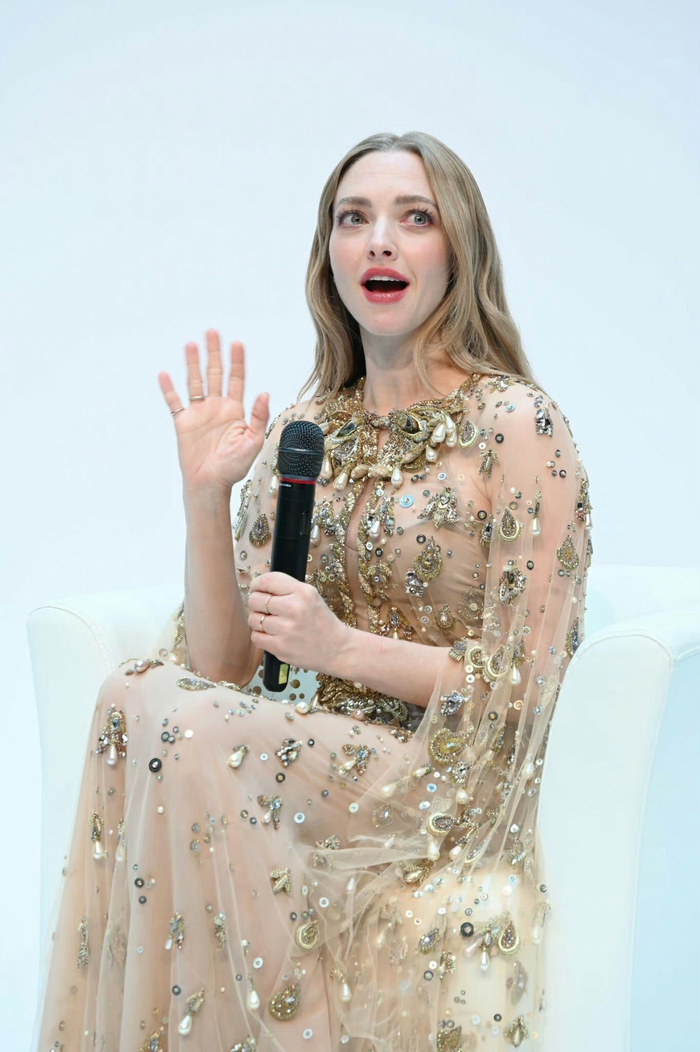 现身上海出席LANCOME兰蔻品牌活动的阿曼达·塞弗里德Amanda_新浪新闻