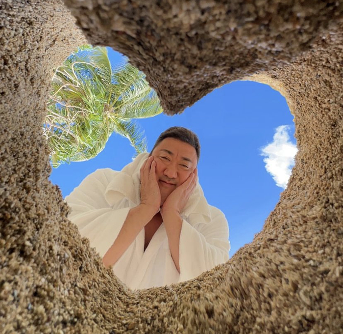 娶小17岁娇妻超幸福！马东锡「沙滩爱心照」流露硬汉柔情！|马东锡_新浪新闻