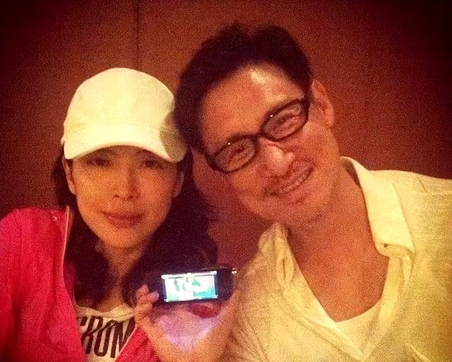 张学友演唱会妻女罕现身，58岁罗美薇戒备心强，利落短发显精神|罗美薇|张学友|演唱会_新浪新闻