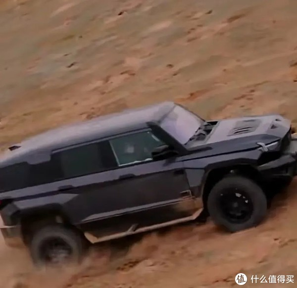 俄罗斯人嫌仰望U8太贵，仅花63万买中国军工品质东风猛士917运回国，4电机1088马力便宜一半！__财经头条