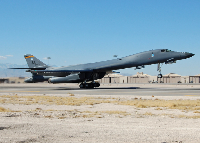 美空军一架B-1B着陆时坠毁，机组人员弹射逃生__财经头条