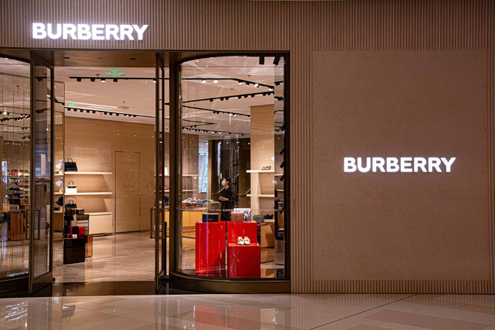 Burberry创十年最大盘中跌幅，因购物旺季都卖不动货