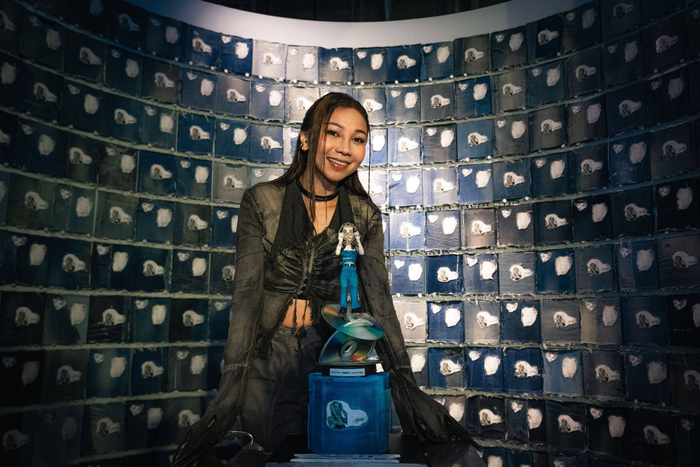 AGA江海迦新专开幕共贺生日 限量大碟壮观铺满展墙聊音乐历程|Agatha|大碟|江海迦_新浪新闻