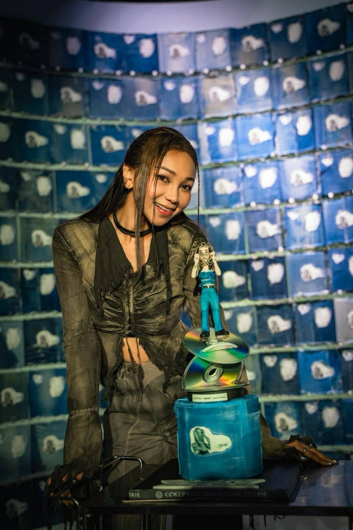 AGA江海迦新专开幕共贺生日 限量大碟壮观铺满展墙聊音乐历程|Agatha|大碟|江海迦_新浪新闻