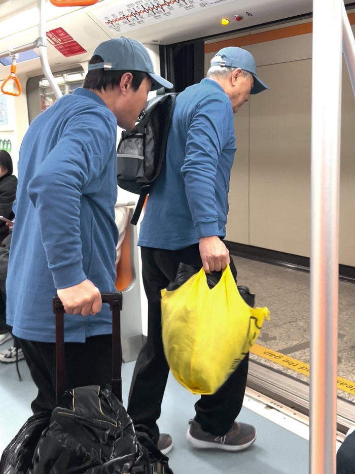 很多人都用过地铁老人看手机的表情包……|表情包|地铁|老人_新浪新闻