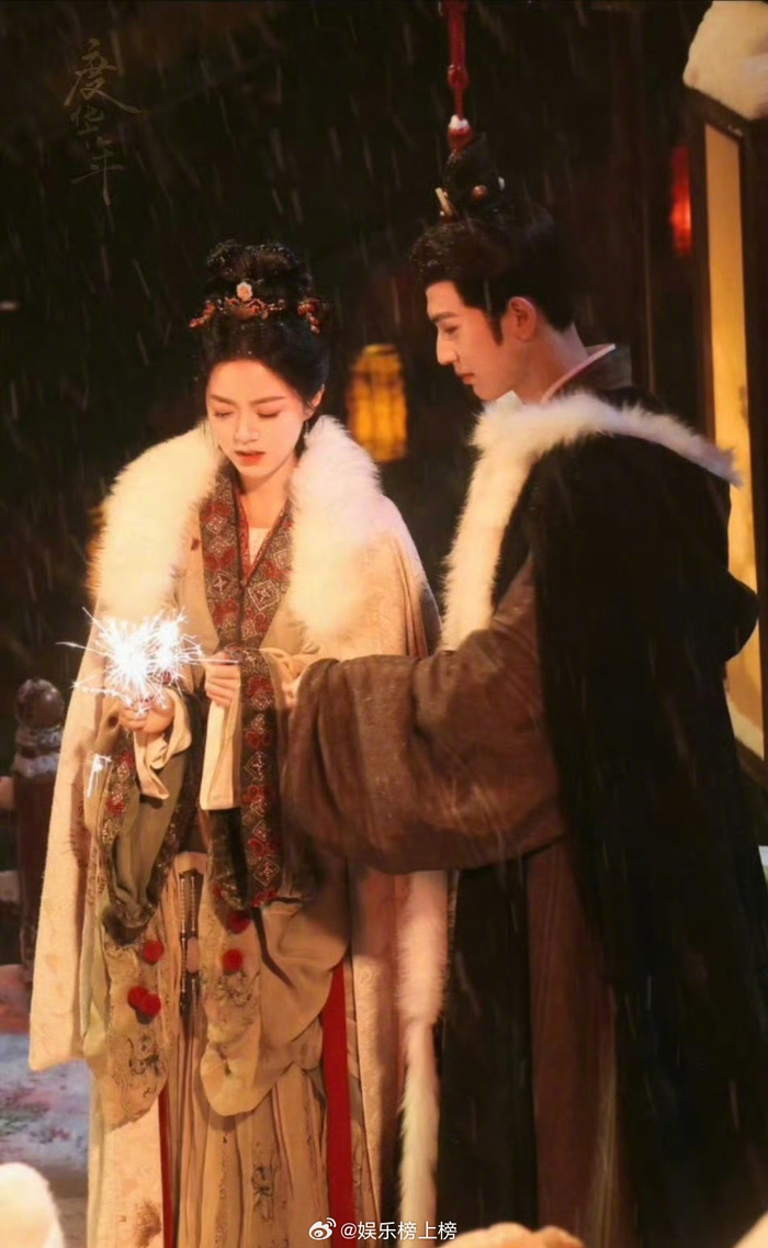 赵今麦张凌赫度华年同框撑伞路透……|赵今麦|张凌|撑伞_新浪新闻