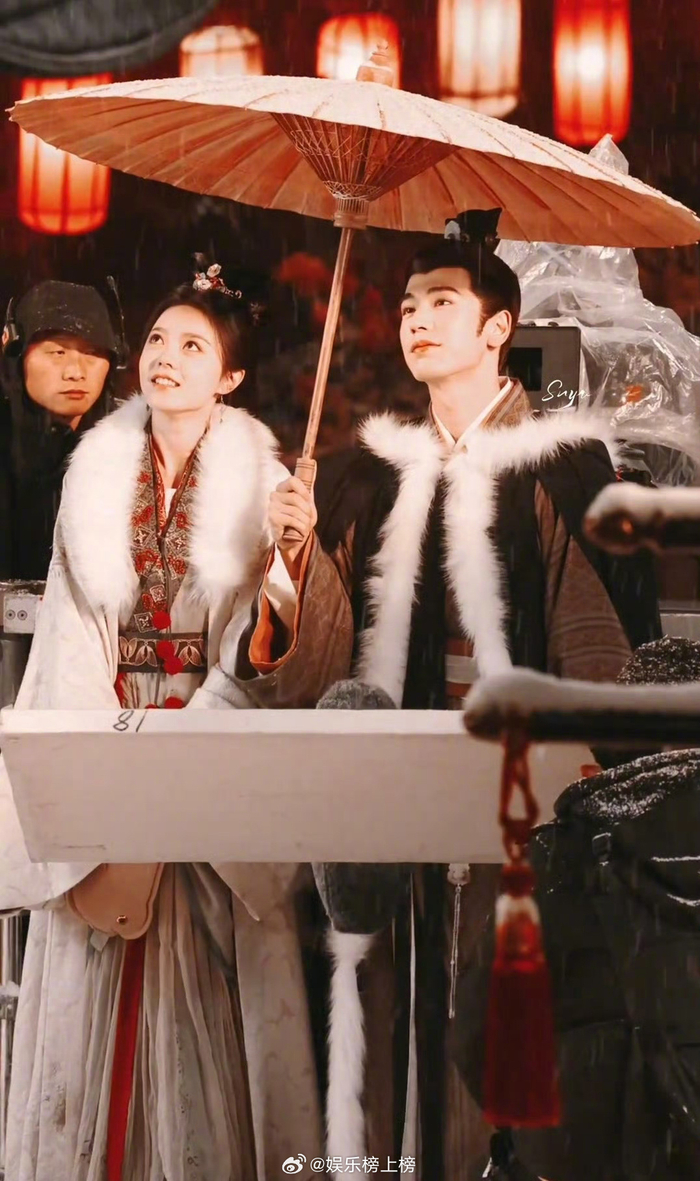 赵今麦张凌赫度华年同框撑伞路透……|赵今麦|张凌|撑伞_新浪新闻