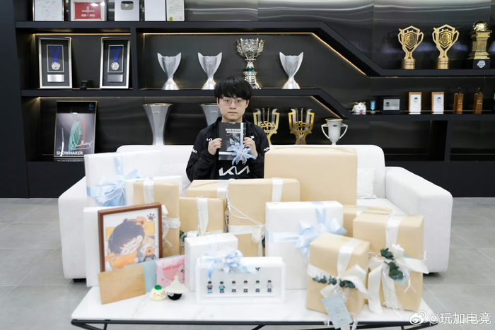 DK：庆祝ShowMaker出道六周年快乐🎉！|英雄联盟_新浪新闻