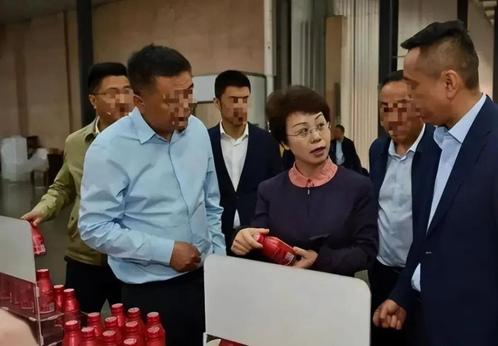 贵州落马女高官逮捕细节曝光：长相不俗气质佳，主动带好换洗衣服财经头条新浪财经