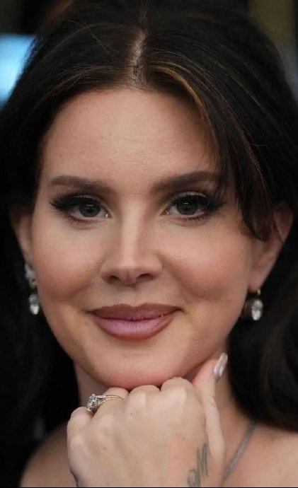 Lana Del Rey 在美国第 58 届超级碗比赛现场特写照|美国_新浪新闻