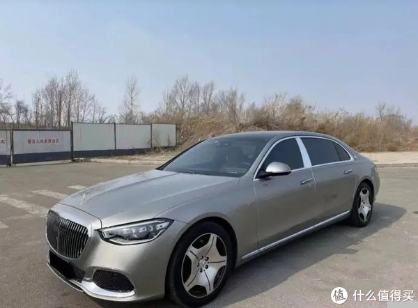 172万买奔驰迈巴赫S480，选配不逊保时捷，车主：好马需要好鞍配__财经头条__新浪财经