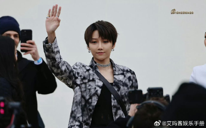 巴黎时装周现场Dior总部全球公关总监亲自接待刘雨昕……