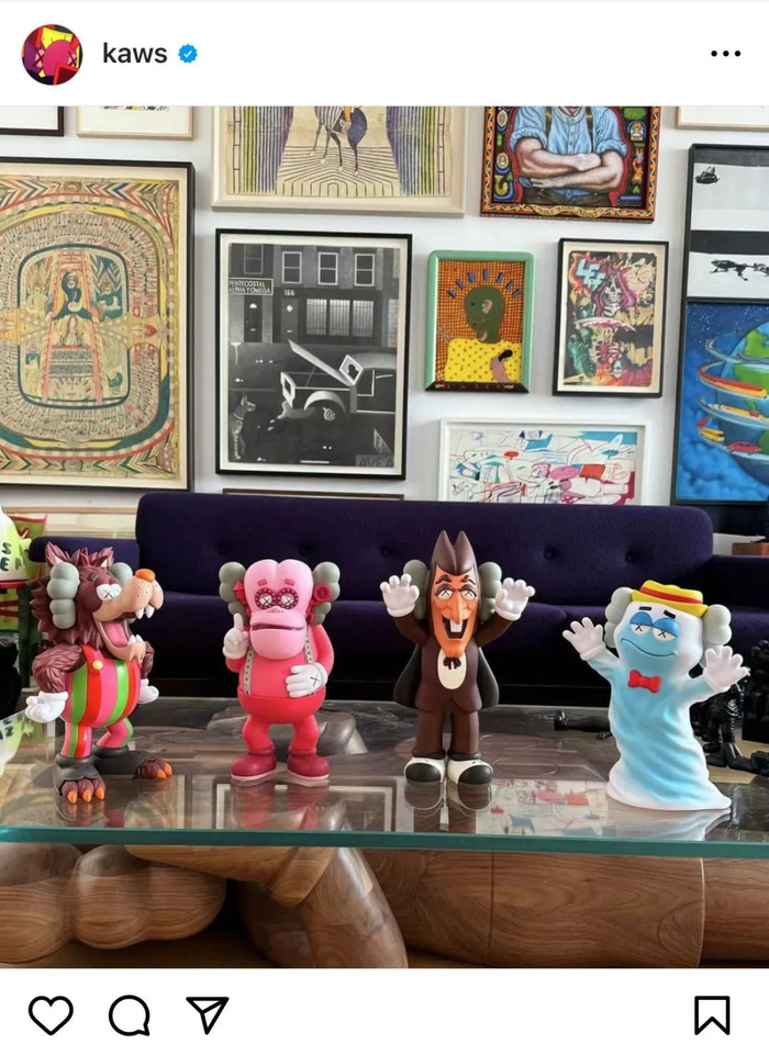 官网突袭！「KAWS玩偶」新联名铺货，一个原价就起飞了..|KAWS_新浪新闻