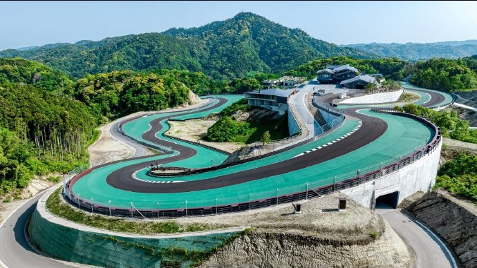 日本曲川俱乐部是一座与众不同的赛车场，坐落在富士山和东京湾的壮丽景色之间|富士山_新浪新闻