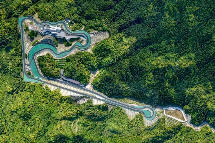 日本曲川俱乐部是一座与众不同的赛车场，坐落在富士山和东京湾的壮丽景色之间|富士山_新浪新闻
