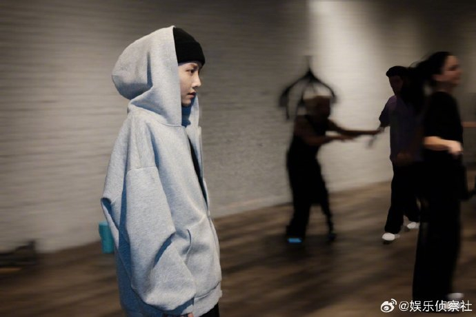 天呐！这算是全球顶级舞台了，刘雨昕她值得！|刘雨昕|科切拉音乐节_新浪新闻