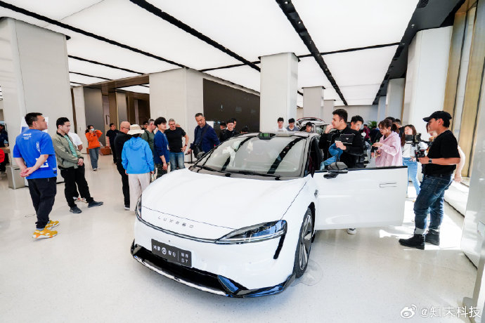 华为新出的手机Pura70和智界S7成了简直爆好看有木有？|华为_新浪新闻