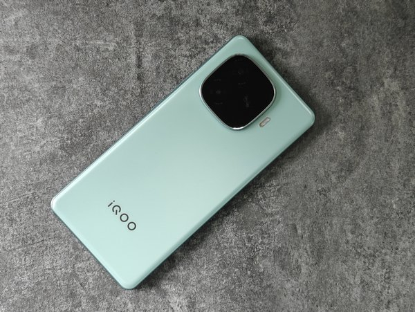 iQOO Z9 Turbo体验：从性能出发，开辟“中端旗舰”新路|iQOO|z9_新浪新闻
