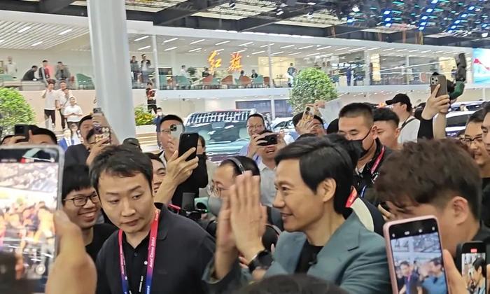 高管成了车模,雷军们让北京车展变味了 财经头条