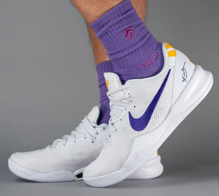 定档发售！「科比Kobe 8」紫金湖人新配色提前上脚，曝光了！|湖人|Kobe|科比·布莱恩特_新浪新闻