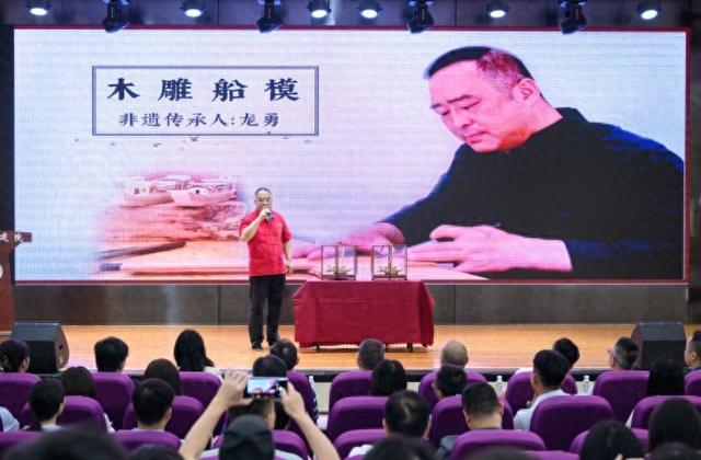湖北城市建设职业技术学院：非遗进校园 大师面对面|武汉市|湖北省|文化|学生们|职业教育_新浪新闻