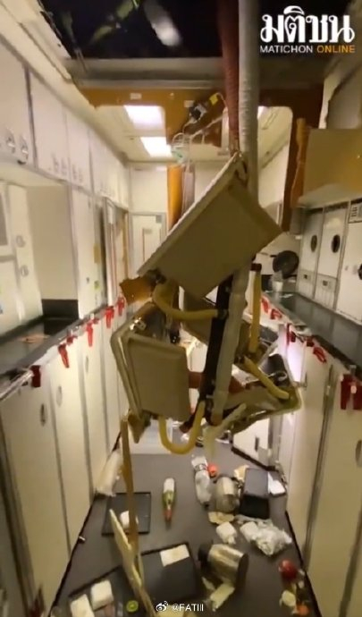 这是一组泰国媒体发布的新加坡航空SQ321客舱内部的照片|飞机|颠簸_新浪新闻