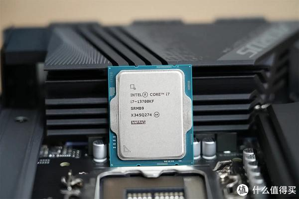 探寻i7-13700KF的无限可能：高性能处理器在游戏与生产力的卓越表现。|设计_新浪新闻