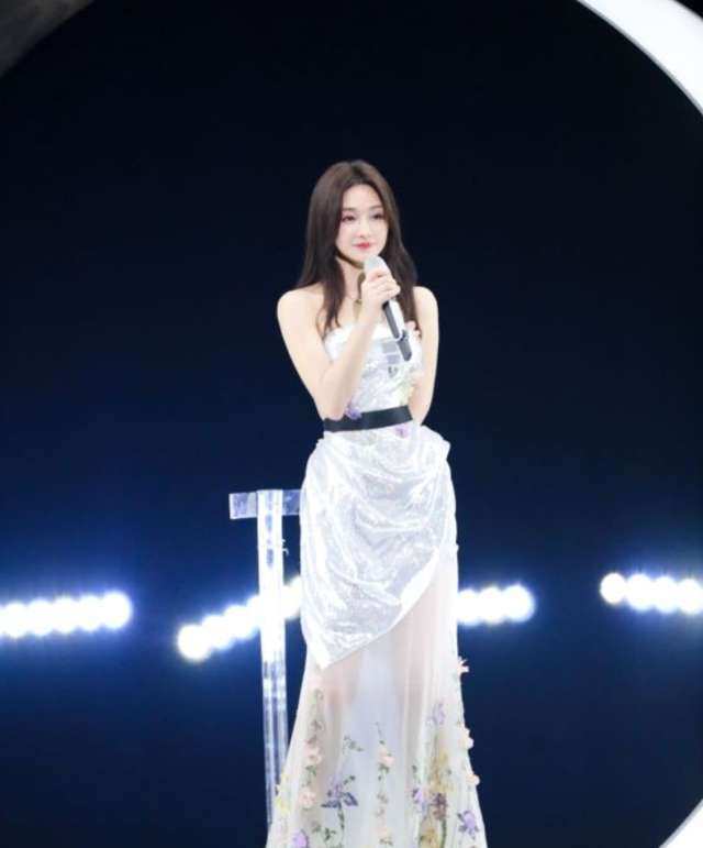 Miss谈女主播背后辛酸：私信被骚扰，平台曾提无理要求|miss|主持人|直播|抖音|直播间_新浪新闻