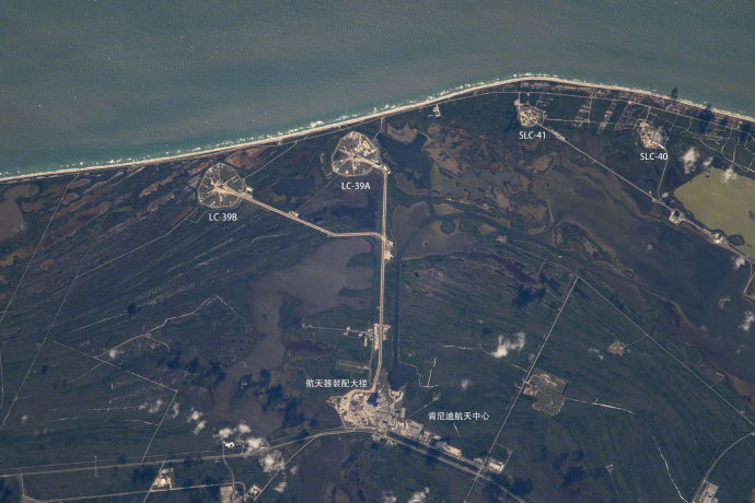 肯尼迪航天中心的39A和39B发射台，2024年5月20日由国际空间站宇航员拍摄|肯尼迪航天中心|宇航员|国际空间站_新浪新闻