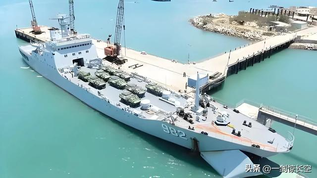 决胜海峡2：中国072A大型坦克登陆舰|东海舰队|中国|南海舰队_新浪新闻
