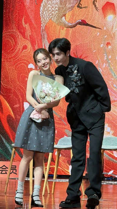 赵今麦张凌赫《度华年》扫楼贴脸合拍！快来收取新壁纸了！裴文宣李蓉来放糖了|赵今麦|张凌赫|李蓉_新浪新闻