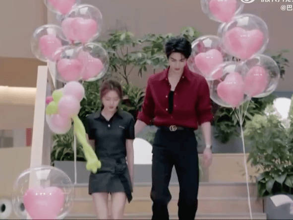 赵今麦和张凌赫今天又去扫楼了，他俩这体型差也太大了|赵今麦|张凌赫_新浪新闻